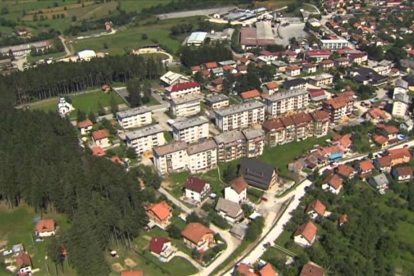 SRBAC: Član biračkog odbora pokazao biračima kako da glasaju | Žurnal ...